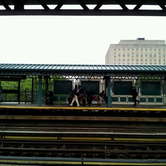 MTA Bus - E 161 St & River Av (Bx6/Bx13) - Bus Stop in Bronx