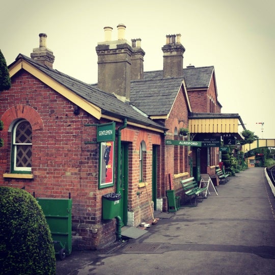 Ropley Railway Station (Watercress Line) - Train Station in Ropley
