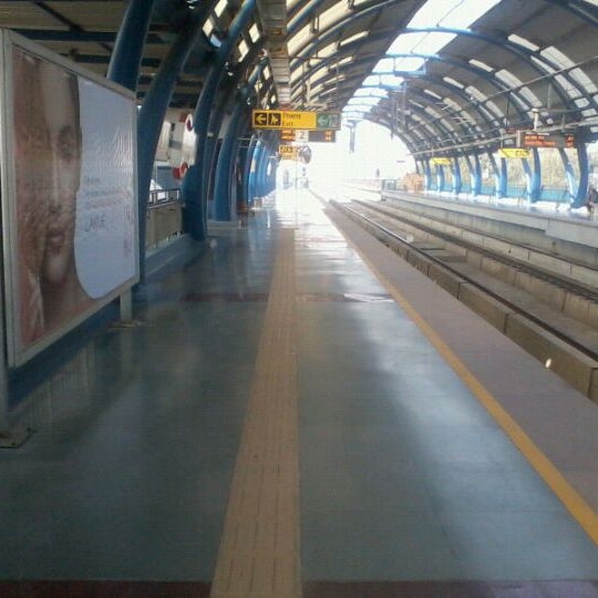 Model Town | मॉडल टाउन Metro Station - Model Town Phase 1