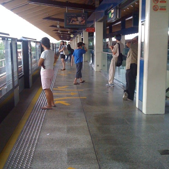 Eunos MRT Station (EW7) - Train Station in Central Region