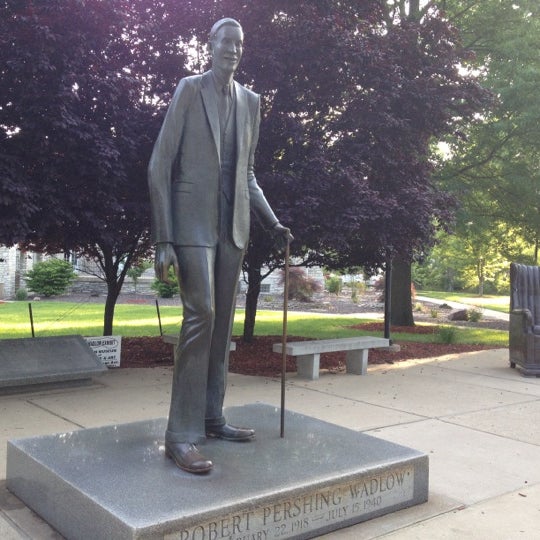 Robert Pershing Wadlow Statue