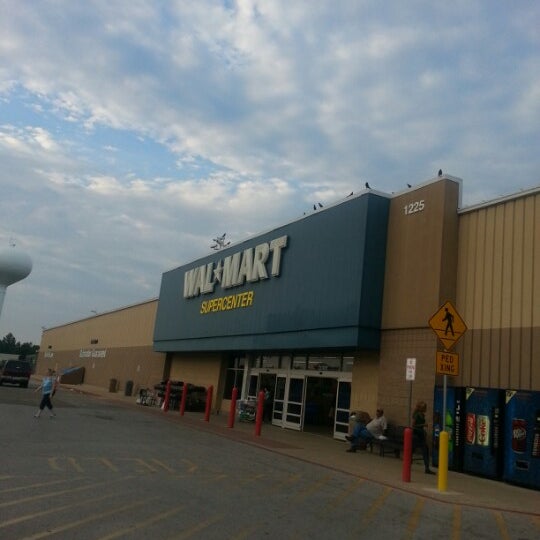 Walmart Supercenter - 1225 E Loop 304