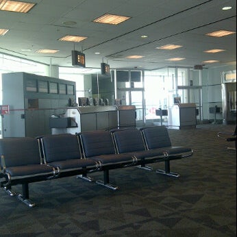 Photos at Gate A17 / B17 - Airport Gate in Toronto Pearson ...