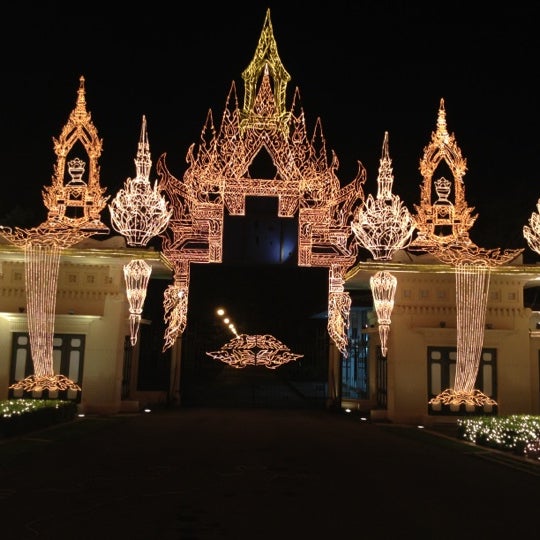 พระตำหนักจิตรลดารโหฐาน (Chitralada Villa Royal Residence) - Palace