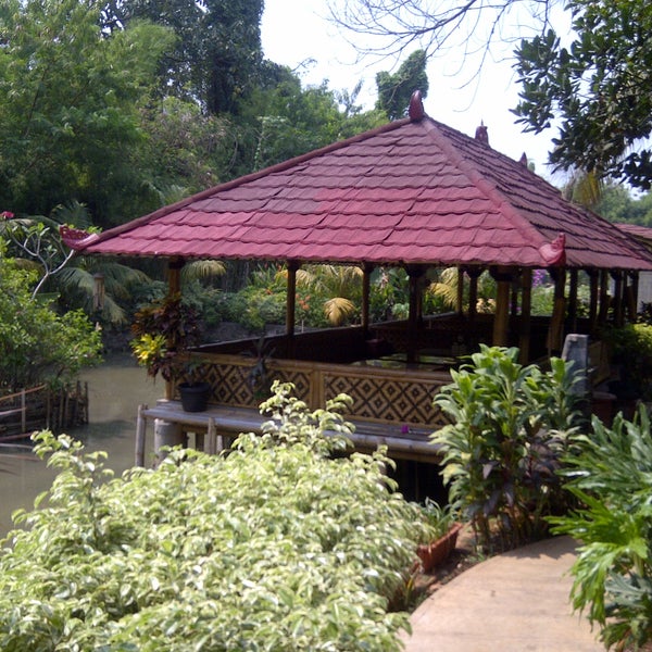 Bale Bengong - Seafood Restaurant in Makasar