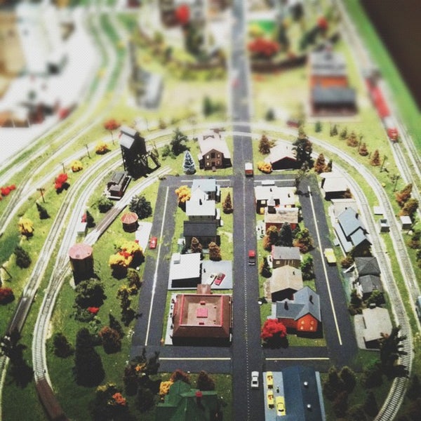 Model Railroad Experience - Broadway St