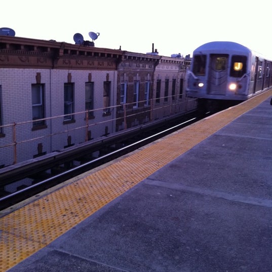 MTA Subway - Crescent St (J/Z) - Metro Station in Cypress Hills