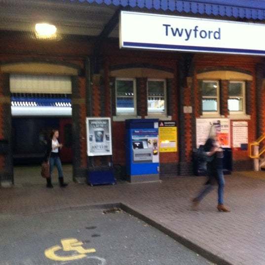 Twyford Railway Station (TWY) - Train Station in Twyford
