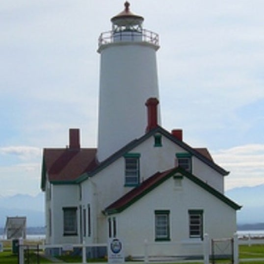 Ediz Hook Lighthouse - 3 tips from 4 visitors