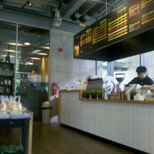 Rocket Coffee (ร็อกเก็ต คอฟฟี่) - Coffee Shop