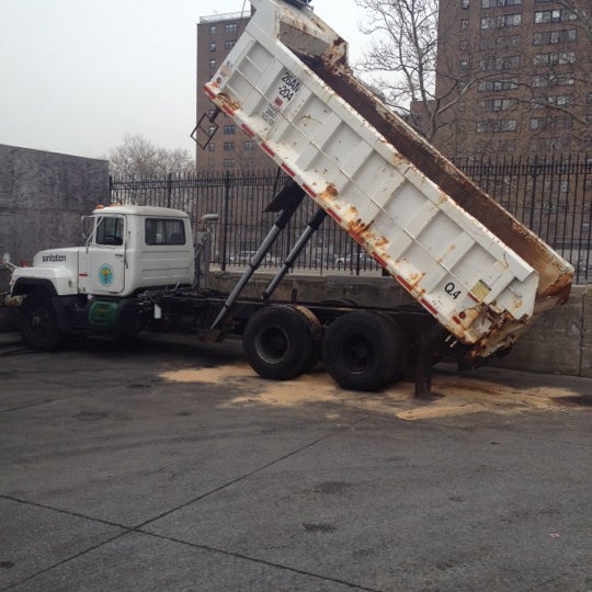 DSNY Queens 1 Garage - 34-28 21st St