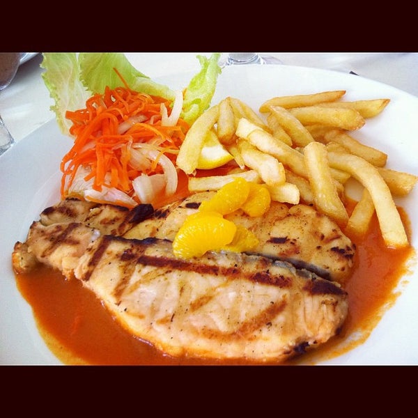 Maxi's Resto - American Restaurant