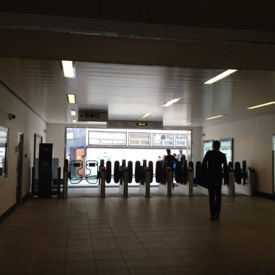 Highbury & Islington Railway Station (HHY) - Islington - 28 tips from ...