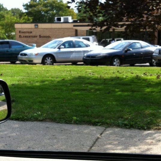 Einstein Elementary School - Elementary School in Oak Park