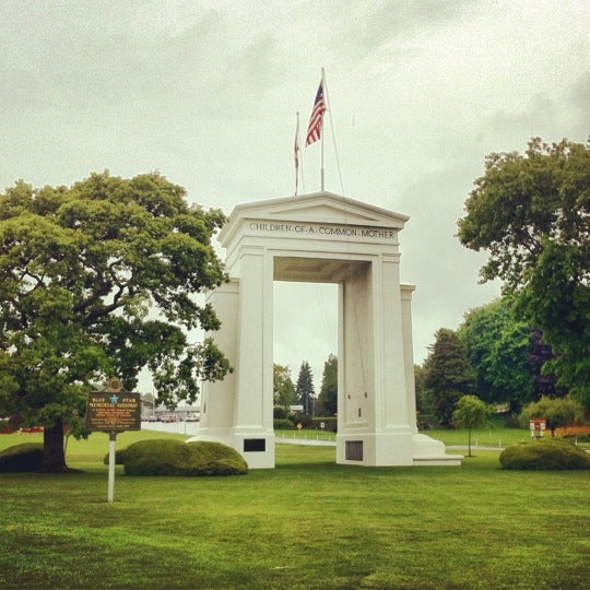 Photos at Peace Arch Border Crossing - Border Crossing