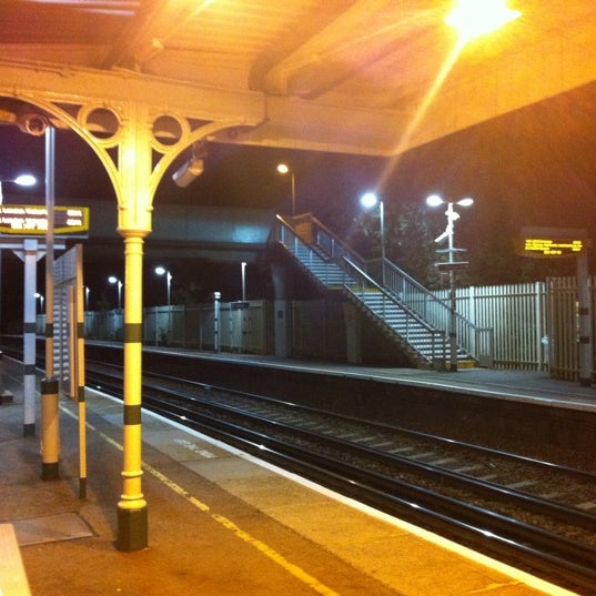 Hackbridge Railway Station (HCB) - Rail Station
