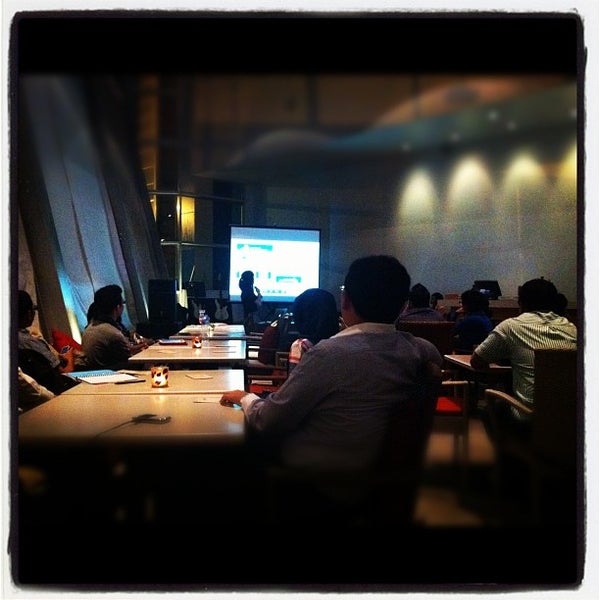 Emax Apple Store & Lounge - Jakarta Selatan, Jakarta