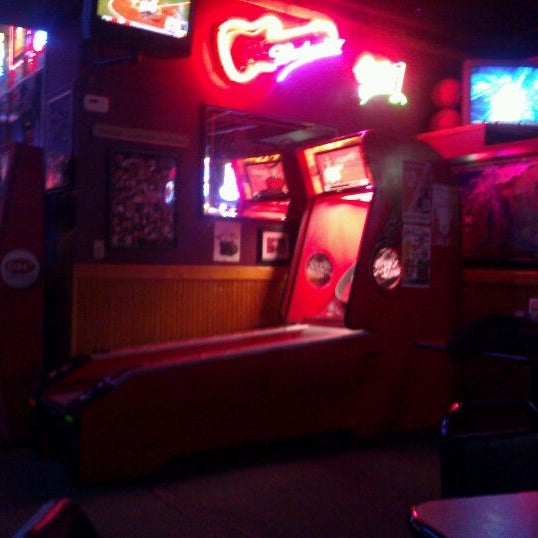 Scalpers Bar & Grille - Dive Bar in Lyndhurst