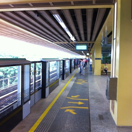 Commonwealth MRT Station (EW20) - Central Region - 22 tips from 7490 ...