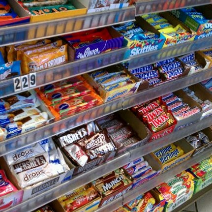 Mako's Mart 76 Gas Station - Downtown Honolulu - 882 S Beretania St