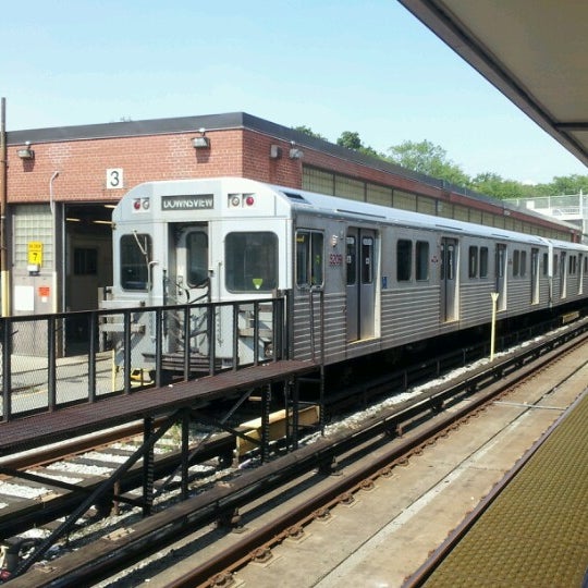 Davisville Subway Station - Metro Station