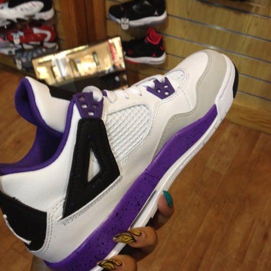 DTLR: Downtown Locker Room - Clothing Store in Wheaton-Glenmont