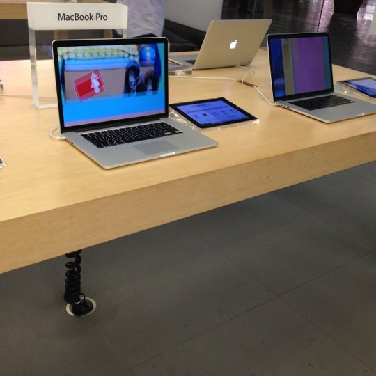 Photos at Apple Lakeside Shopping Center - Electronics Store in Metairie