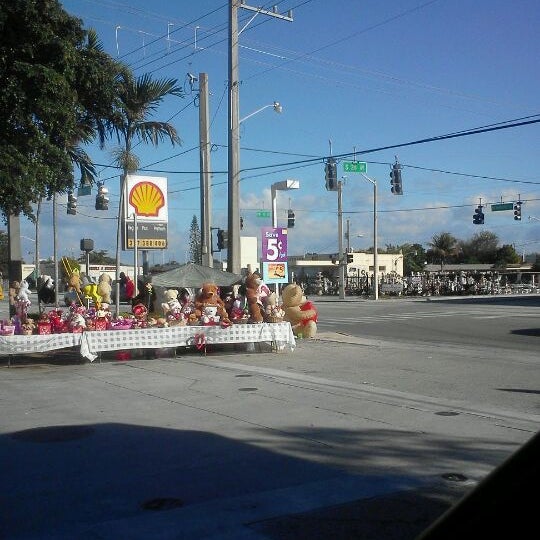 Shell - Fuel Station in Hollywood