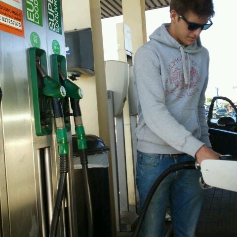 Makro Tankstation - Gas Station in Eke