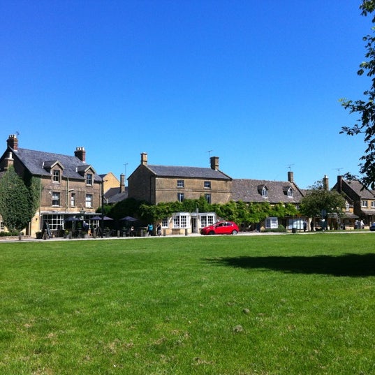 Broadway High Street - Road in Broadway