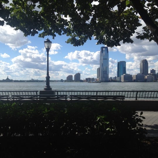 Hudson River Promenade - Battery Park City - Hudson River Greenway