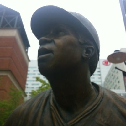 Frank Robinson sculpture by Toby Mendez - The Stadiums - Orioles Park ...