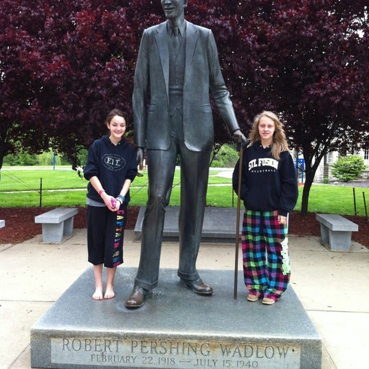 Robert Pershing Wadlow Statue