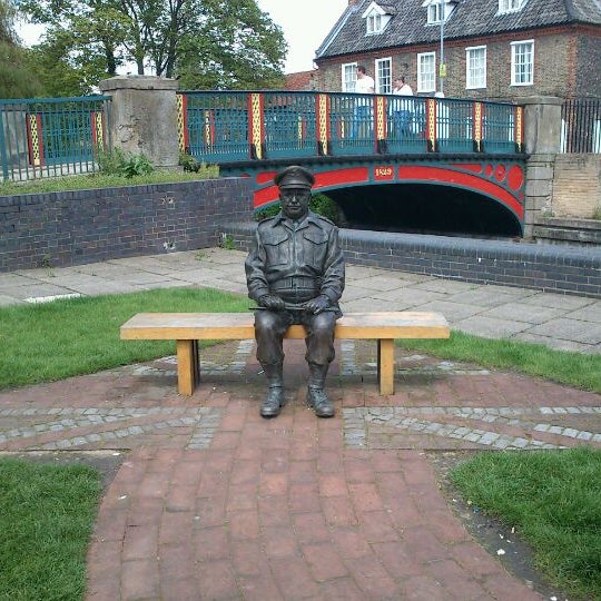 Captain Mannering statute - 1 tip