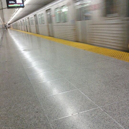 Dundas West Subway Station - Metro Station