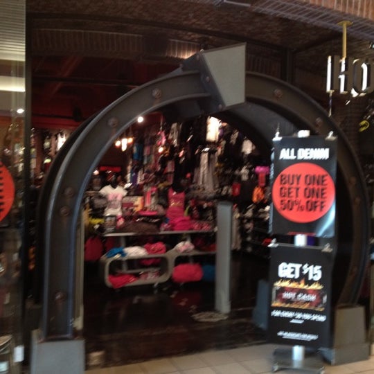 Hot Topic - Clothing Store in Bellingham