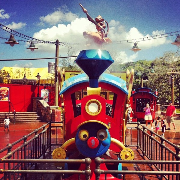 Casey Jr. Splash 'N' Soak Station - Theme Park Ride / Attraction