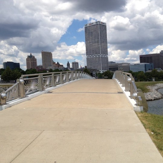 Lakeshore State Park Foot Bridge - Bridge