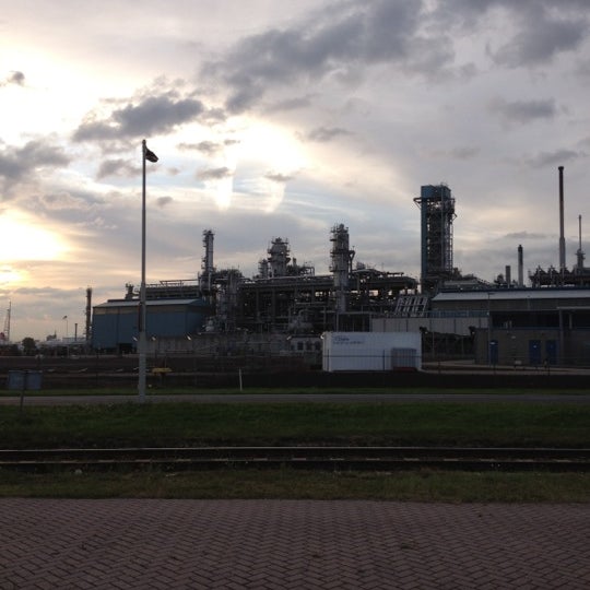 Photos at Shell Nederland Raffinaderij - Factory in Vondelingenplaat