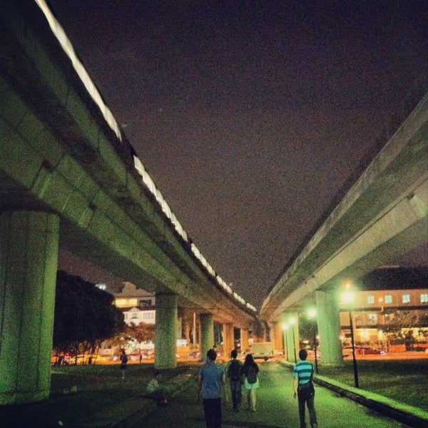 Eunos MRT Station (EW7) - Train Station in Central Region