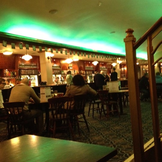 The Moon Under Water (Wetherspoon) - Pub in Manchester