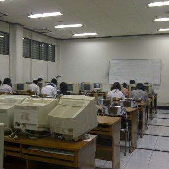 Laboratorium internet dasar kampus D Universitas Gunadarma - Depok ...