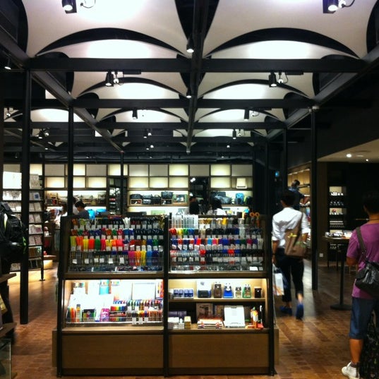 Eslite Bookstore 誠品書店 - 53 tips from 4523 visitors