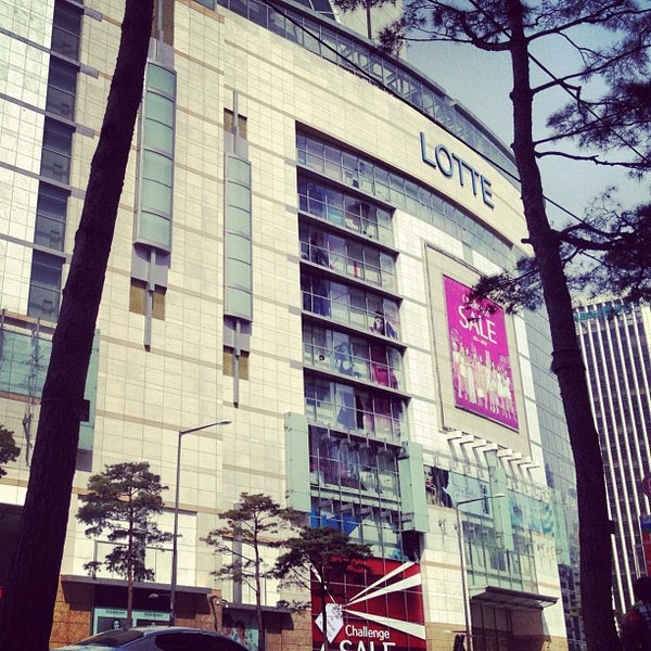 롯데백화점 (LOTTE Department Store) - Department Store in 소공동