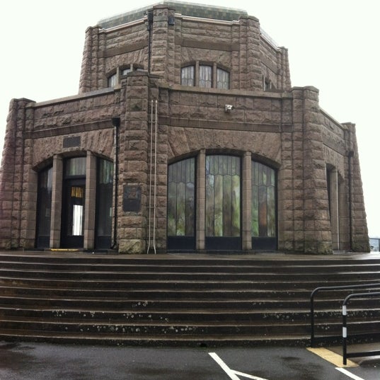 Crown Point Vista House - Scenic Lookout in Corbett