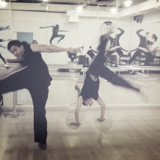 Pink Dance School โรงเรียน ชมพูนาฏศิลป์ สากล - Dance Studio in คลองเตยเหนือ