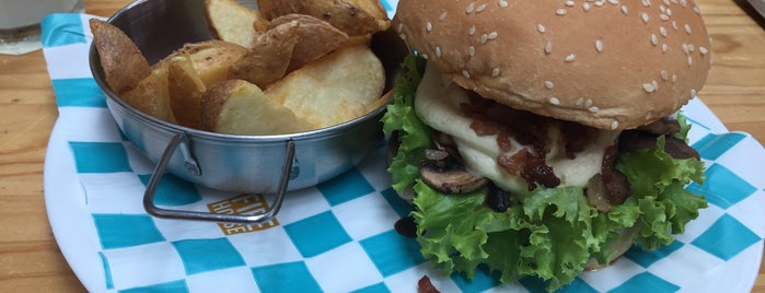 Medellín burger fans